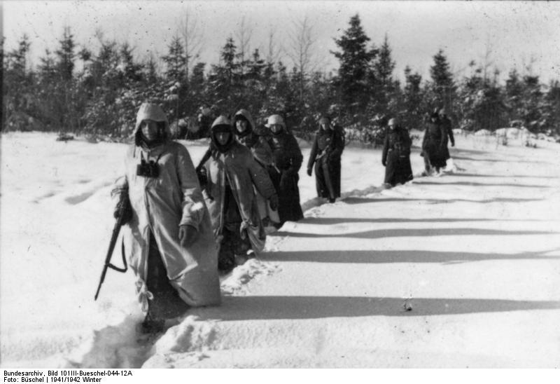 Foto van Rusland - soldaten in sneeuw die in een rij door de sneeuw ...