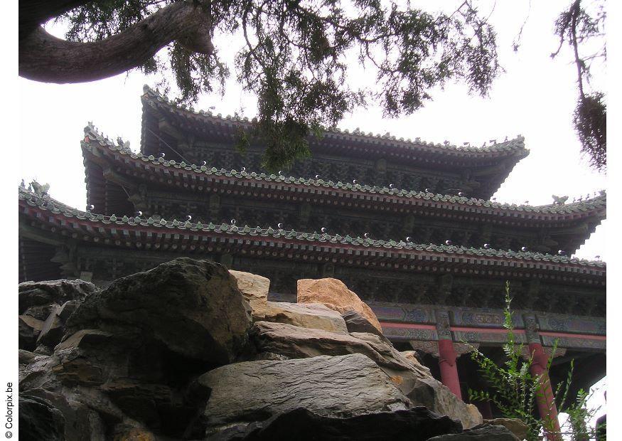 Foto de templo de vários andares com um telhado detalhado